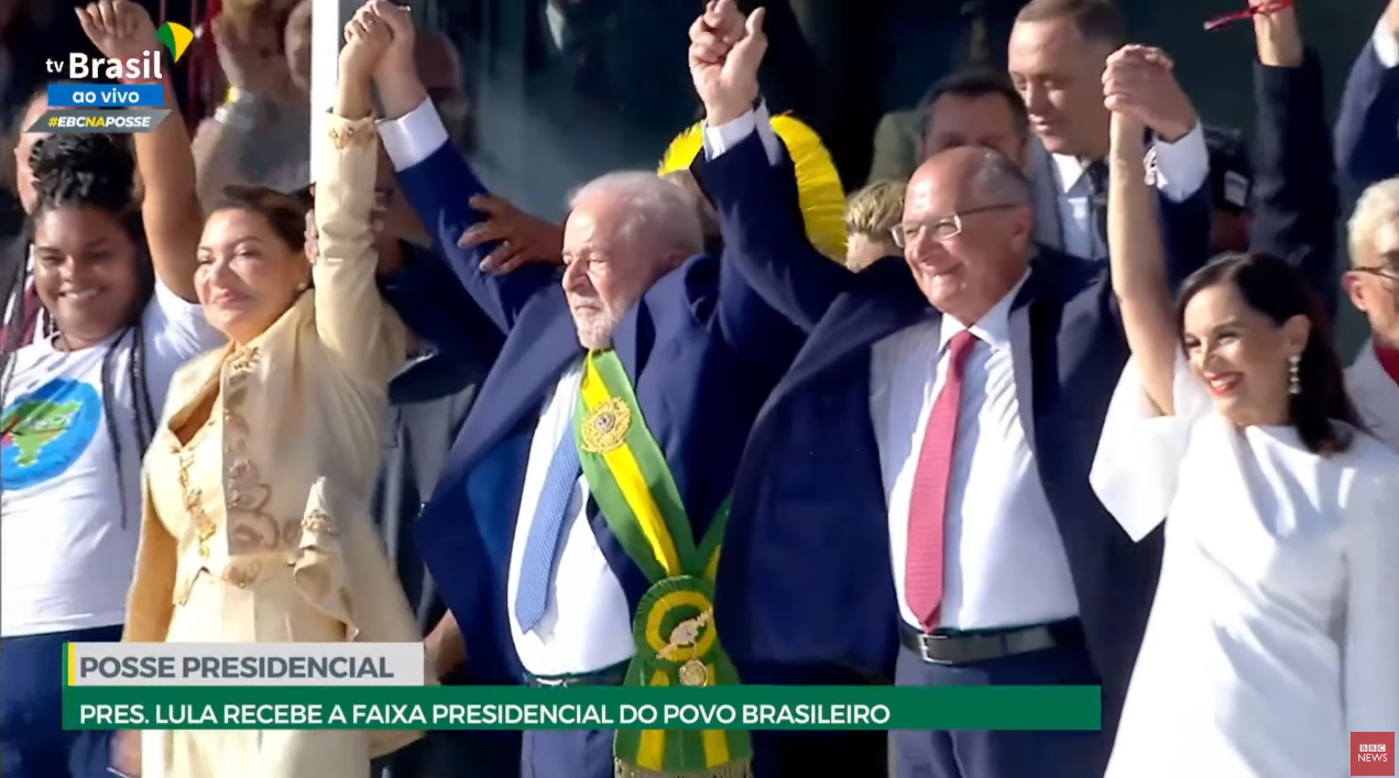 Lula sobe a rampa do Planalto e recebe a faixa presidencial das mãos do ... Lula sobe a rampa do Planalto e recebe a faixa presidencial das mãos do ...