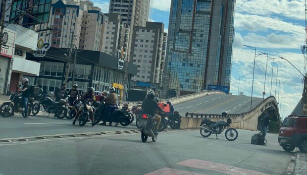 Entregadores Fazem Manifestação No Viaduto Da T 63 Após Acidente Matar